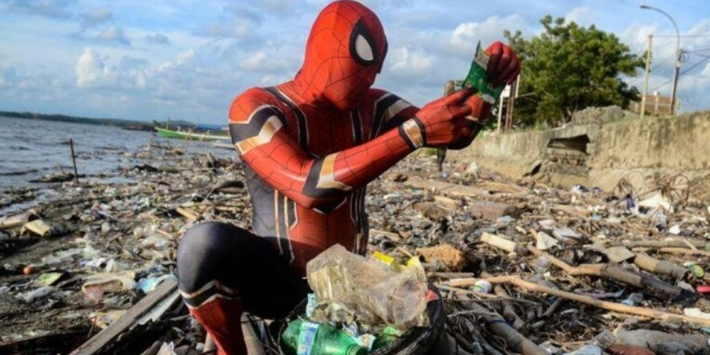 Spider-Man is on the field to clean up garbage - BOL News
